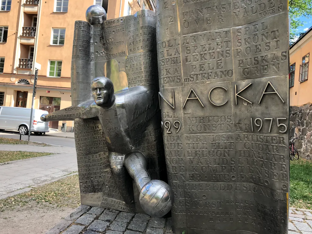 Nacka-statyn rentvättad efter gulsvart attack | Mitt i