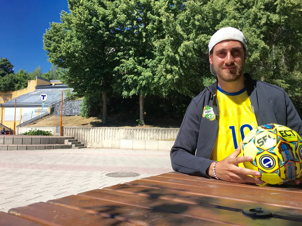 Fotbolls-VM visas på storbild i Alby centrum | Mitt i