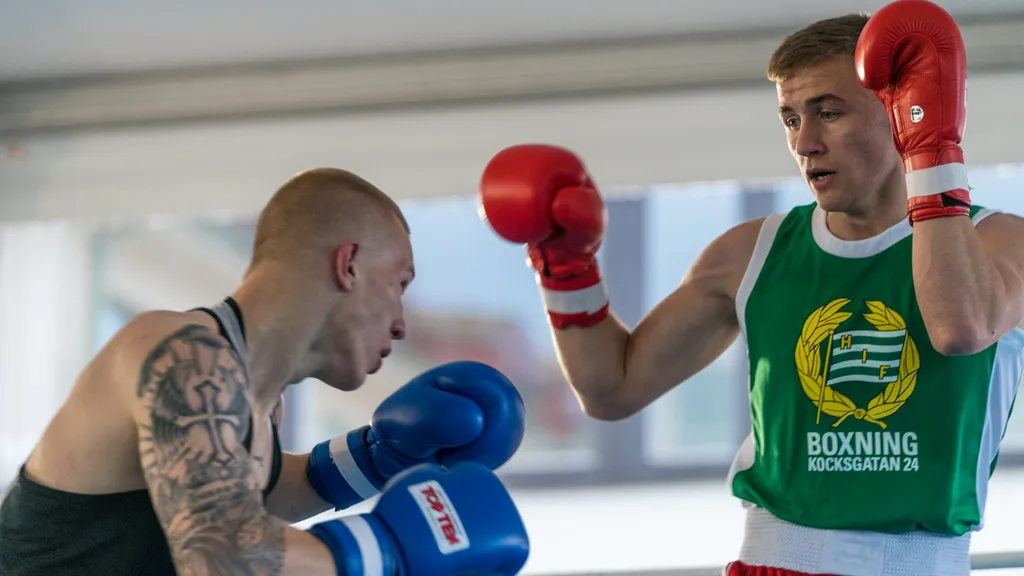 Adam Chartoi slog till | Mitt i