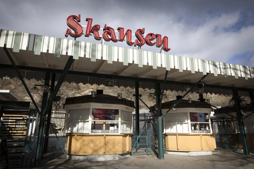 Byggnad förstörd i brand på Skansen | Mitt i