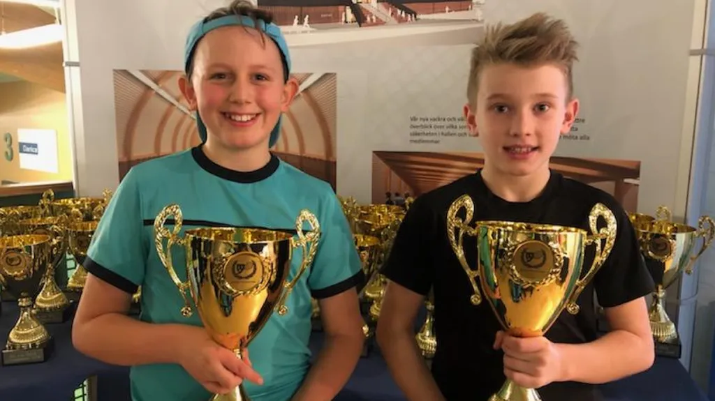 Hugo från Bollstanäs tog dubbelguld i tennis | Mitt i