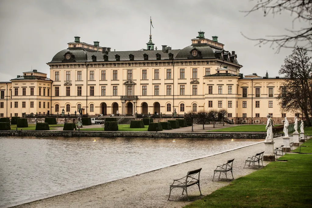 Bil körde av vägen vid Drottningholm | Mitt i