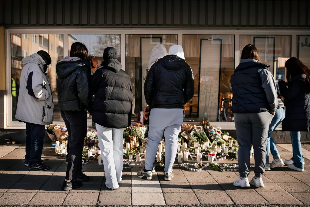 Skogås i sorg efter mordet på 15-åring | Mitt i