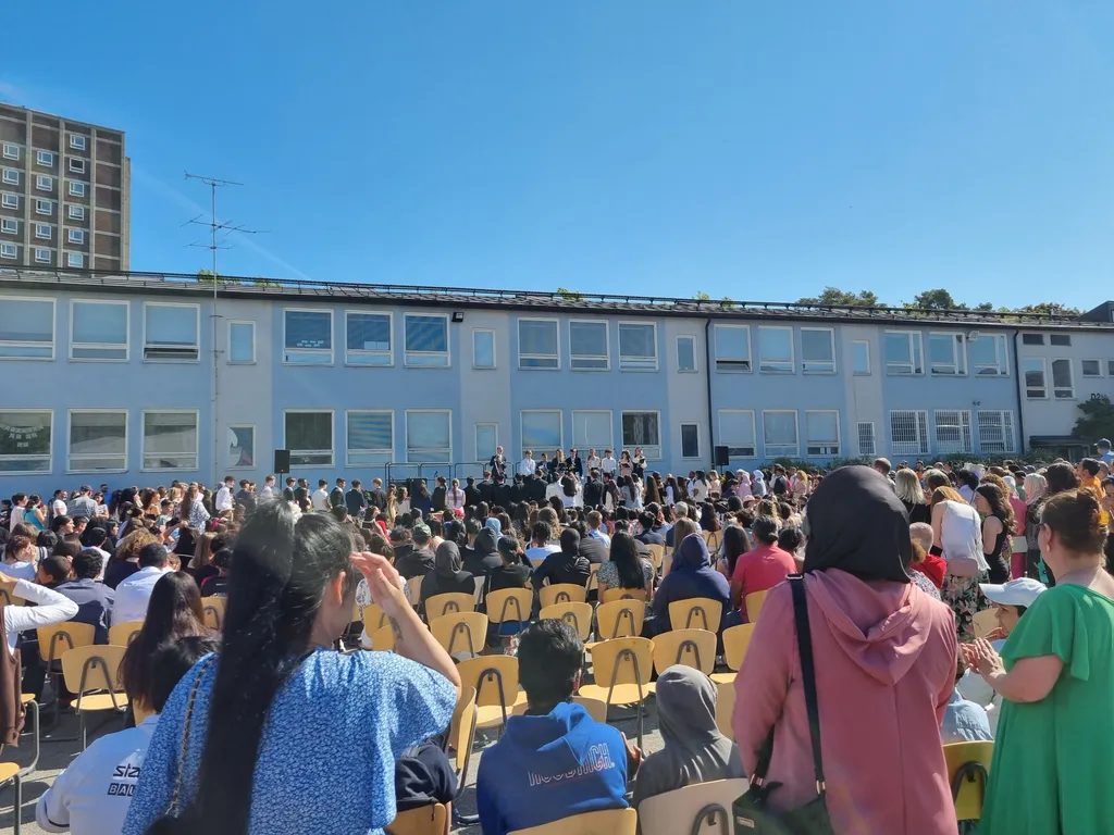 Folkfest vid skolavslutning på Grimstaskolan | Mitt i