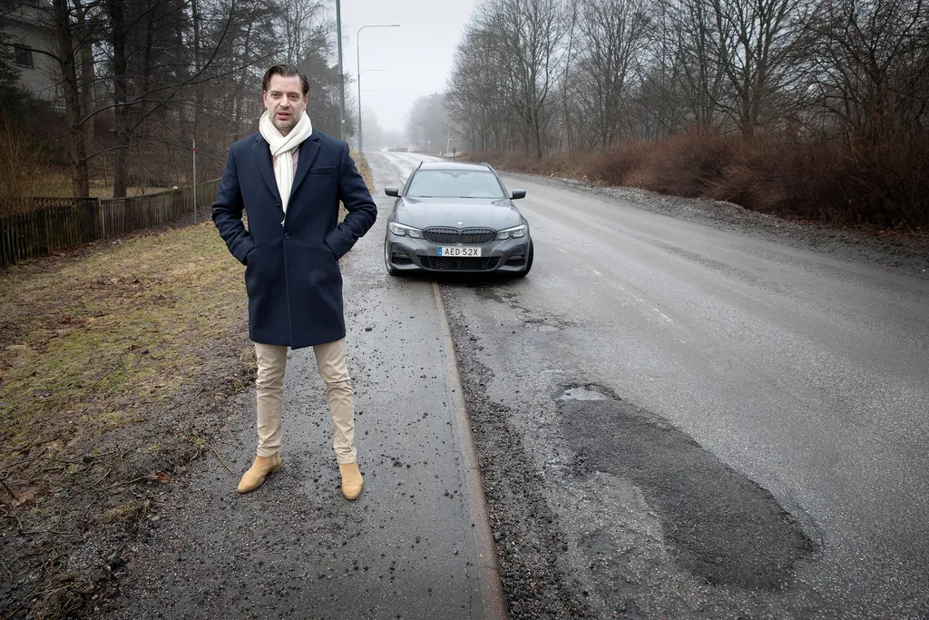 Andreas bil kvaddad av potthål | Mitt i