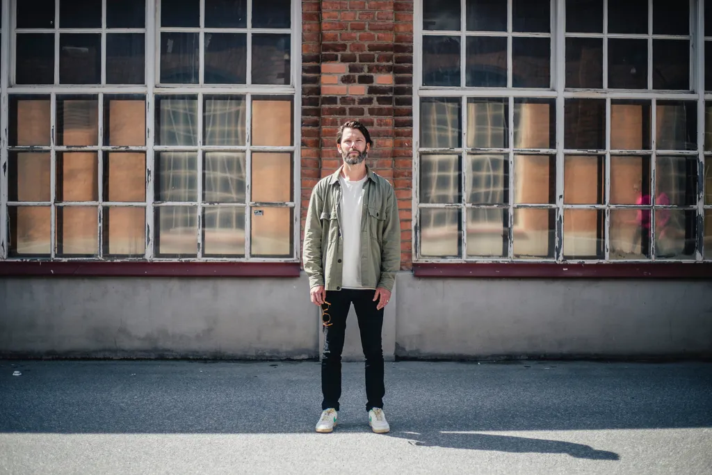 Kallhällsbon Alex satsar allt på livet som egen artist | Mitt i