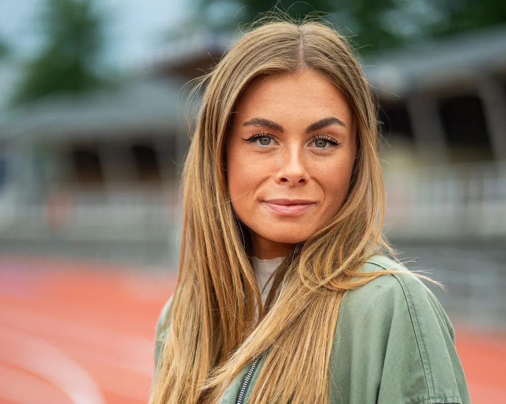 Nora värmer upp tävlande och publik med låten Golden Star | Mitt i Göteborg