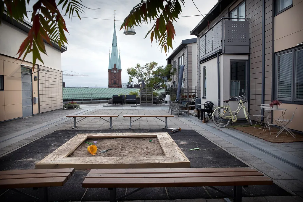 Lugna gatan över Drottninggatan – Bullerbyn på taket | Mitt i