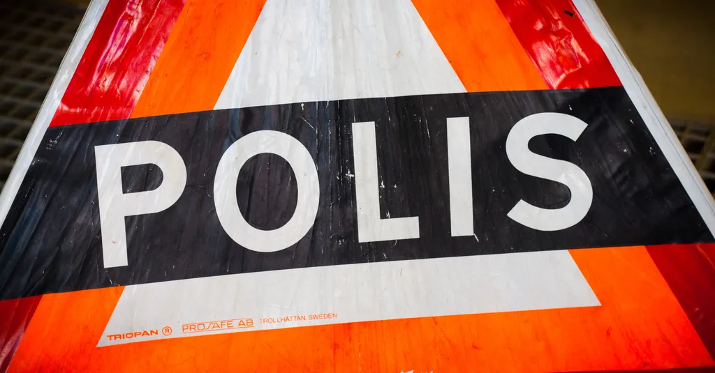 Två bilar i krock – långa köer | Mitt i