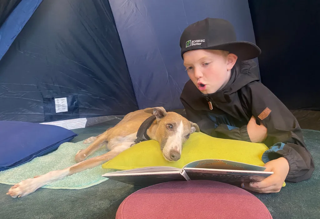 Här läser Josef högt för läshunden Ringo | Mitt i