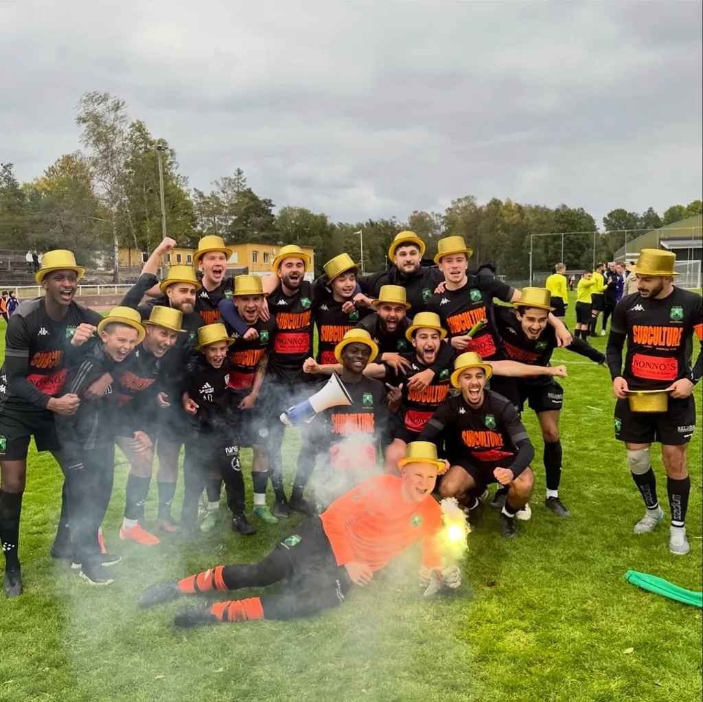 Guldhattar på när FC Väsby Akademiska vann serien | Mitt i
