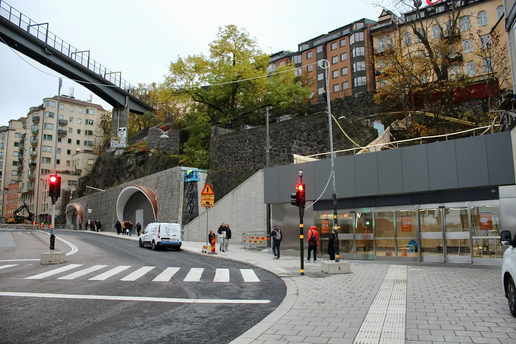Nu öppnar en till entré till tunnelbanan i Slussen | Mitt i