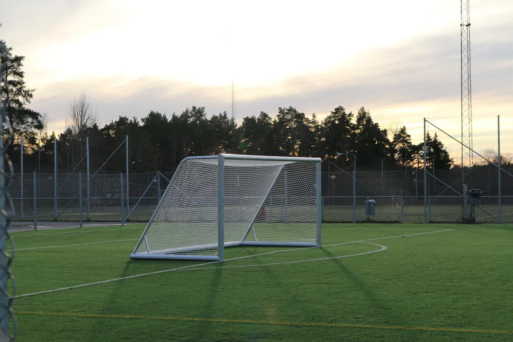 Fyrverkeri avfyrades mot polisbil vid Rissne IP | Mitt i