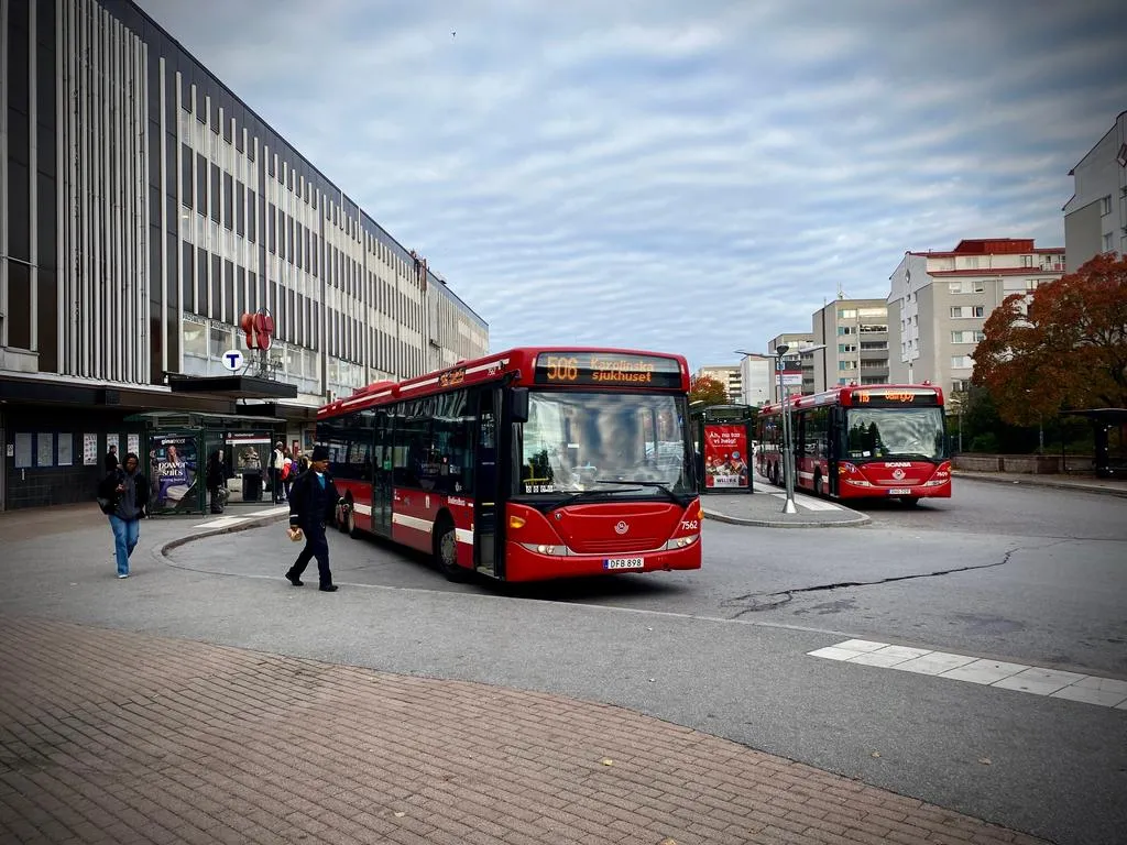SL-buss beskjuten med flera skott | Mitt i